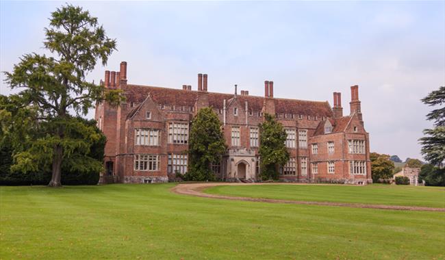 Mapledurham House - Historic House / Palace in Reading, Reading - Visit ...