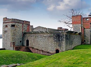 Upnor Castle - Castle / Fort in Rochester, Medway Towns - Visit South ...
